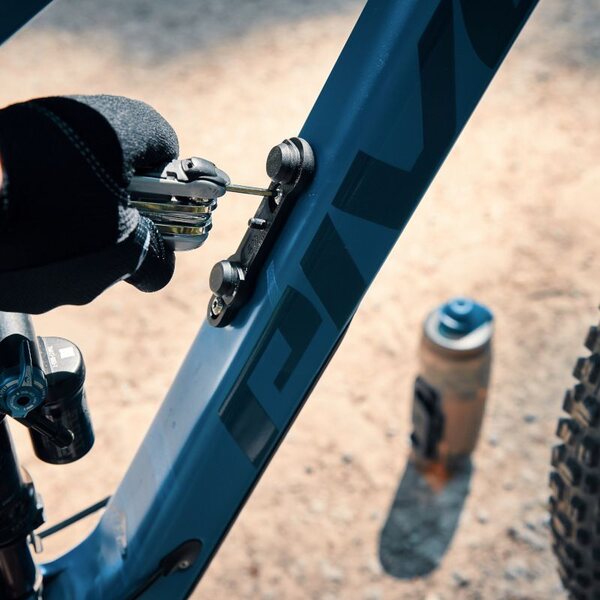 Fidlock Twist Bottle 800 + Bike Base | Cycling - bottles and drink ...